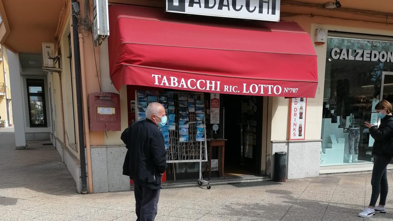Minaccia e rapina la titolare di una tabaccheria ad Ostia. Identificato ed arrestato dai ...