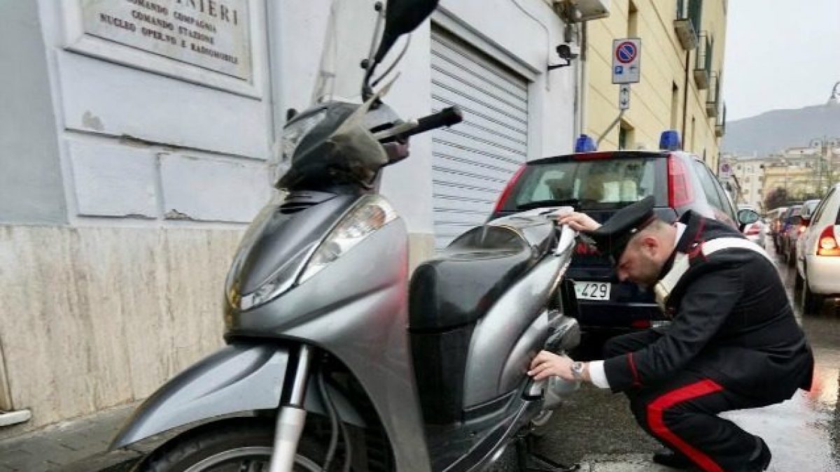 Esquilino, fuggono all’alt dei Carabinieri su uno scooter rubato. Rintracciati poco dopo in un ...