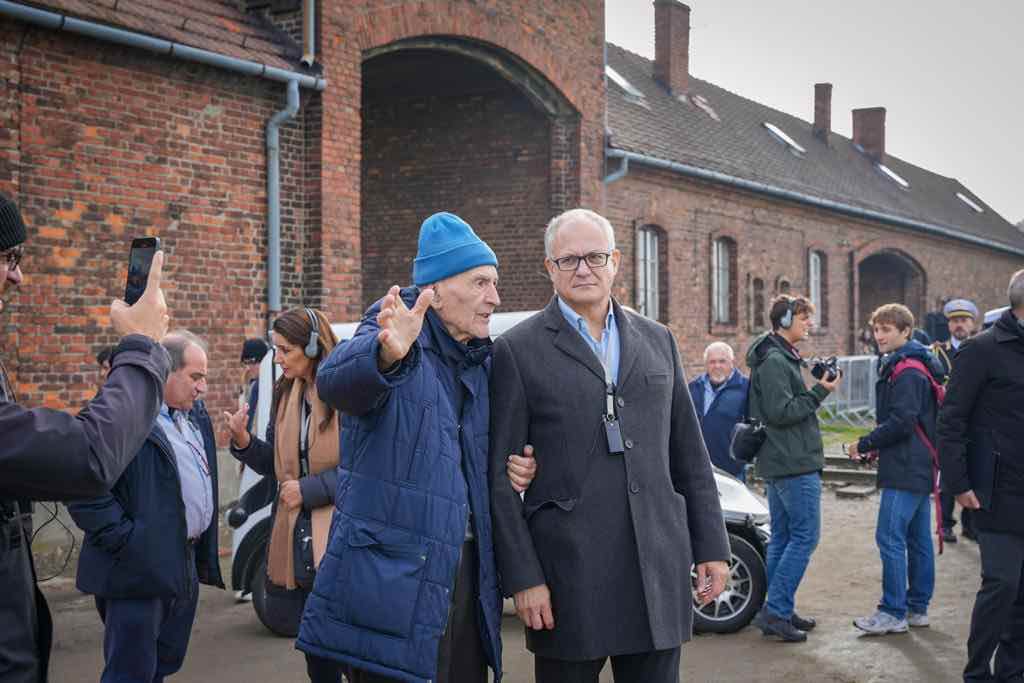 Viaggio della memoria, studenti romani commossi davanti a Sami Modiano ...